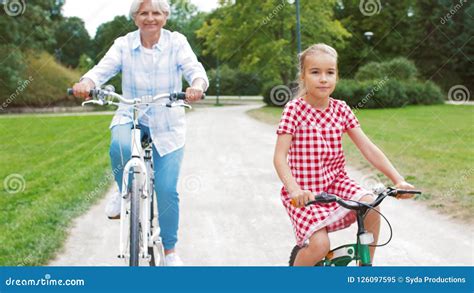 Бабушка и внучка задействуя на парке сток видео Видео насчитывающей персона старше 126097595