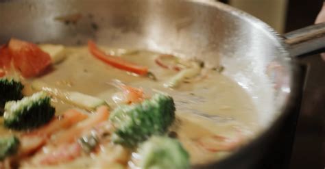 가정 요리 건강식품 기름 냄비 다채로운 레시피 마늘 맛 미식가 병 볶음 브로콜리 브로콜리니 빨간 피망 생생한 색상 셰프 손 식사 시간 신선한