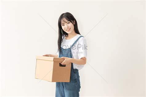 상자를 들고 젊은 여성 사진 무료 다운로드 Lovepik