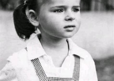 ДАЛИ ЈА ПРЕПОЗНАВАТЕ ДЕВОЈКАТА Беше УЧИЛИШЕН пример за брилијантна ГЛУМА хероина дама жена