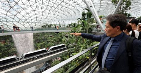 쥬얼창이 인공폭포와 스카이 트레인 살펴보는 이학재 사장