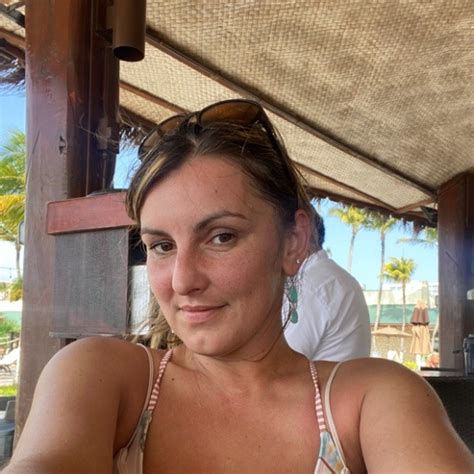 New Hot Sexy Kate Pitney Bikini Pics