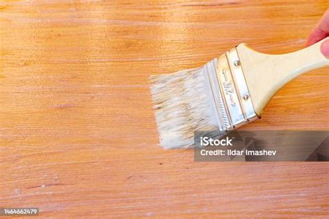 집에서 인테리어 개조 중 나무 판자를 옻칠하는 나무 용 흰색 아크릴 바니시로 칠하는 페인팅 브러시 가사 집안일에 대한 스톡 사진 및 기타 이미지 Istock