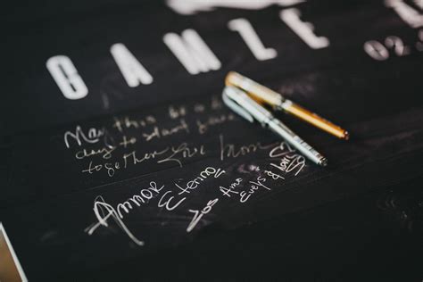 가르치는 개인적인 검은 표면 검은색 고정된 품목 교육적인 글꼴 글자 나타내는 노트 단어 대본 디테일 레터링 마커 메시지 명 문구 서명 소통