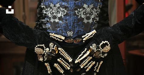 검은 색과 파란색 드레스를 입은 마네킹 사진 Unsplash의 무료 유행 이미지