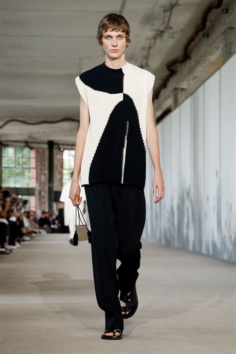 Маленькие сумки и очень длинная бахрома на показе Jil Sander