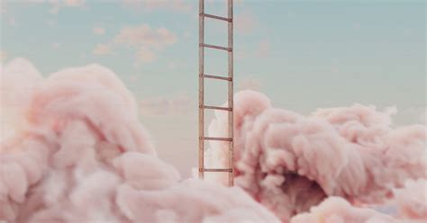 복숭아 하늘 배경에 푹신한 구름을 뚫고 일반 알루미늄 사다리의 초현실적인 개념 3d 렌더링 사진 Unsplash의 사다리 이미지