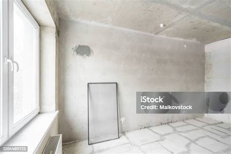 디자인 회색 콘크리트 벽에 대한 빈 인테리어 빈 방 텍스트 및 그림을 위한 공간입니다 콘크리트 벽 슬래브 새로운 주거 건물의 내부 새 아파트의 파티션 0명에 대한 스톡 사진