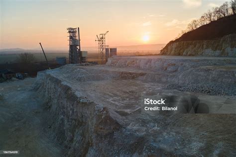 건설 모래 석재 재료의 오픈 구덩이 광산에서 시멘트 공장 일몰 에 채석장에서 자갈 자원의 파고 금속 광석에 대한 스톡 사진 및 기타 이미지 Istock