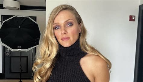 Nbcs Chicago Pd” Star Tracy Spiridakos Covers Michigan Avenue