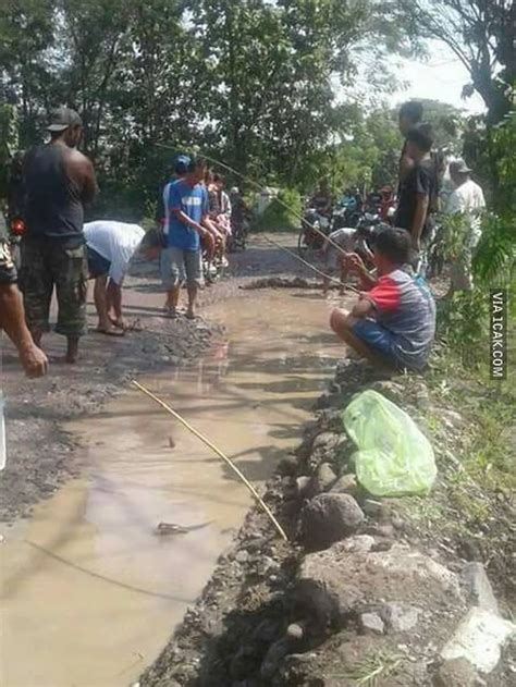 6 Tingkah Orang Mancing Di Tengah Jalan Ini Absurd Kocak Banget Hot