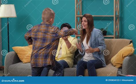 Foto Di Nonna Figlia Seduta Sul Divano Nipote Che Danzava Una Donna Che Registrava Il Video Su