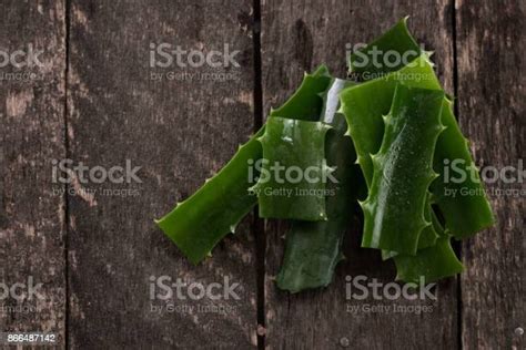 나무 배경 다양 한 허브에 유기 신선한 알로에 베라와 알로에 베라 젤 건강관리와 의술에 대한 스톡 사진 및 기타 이미지 건강관리와 의술 건강한 생활방식 건강한 식생활