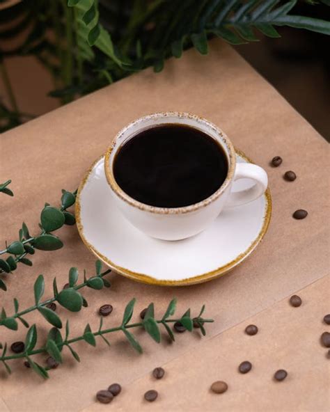 실내 고요한 나무 질감 단순한 도자기 따뜻한 음료 러스틱 목조 미니멀리스트 바리스타 블랙 커피 빈티지 스타일 술을 마시다 식물 장식 신선한