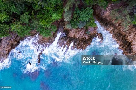 조감도 바위 절벽에서 충돌하는 해변 큰 파도 화창한 날의 아름다운 바다 표면 여름 배경 푸켓 태국의 놀라운 바다 풍경 탑 뷰 해안 0명에 대한 스톡 사진 및 기타 이미지