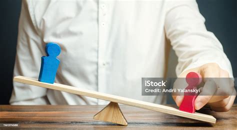 가족 변호사는 비늘에 남자와 여자의 그림을 공유합니다 이혼과 재산의 분할의 개념 가족 분쟁 해결 중재 서비스 성별 임금 격차