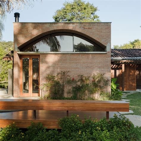 Denis Joelsons juxtaposes linear house with circular gardens in São Paulo