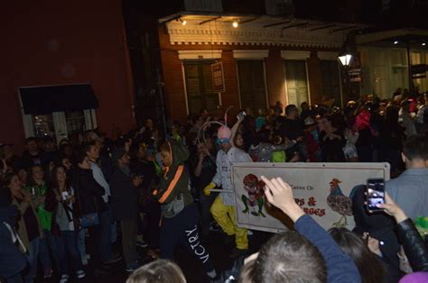 뉴 올 리 언 즈 라프렌치 쿼터에 Krewe Du Vieux 퍼레이드에서에서 마디 그 라 2018 Brass Band에 대한