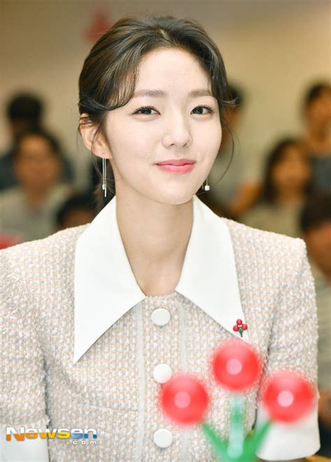 채수빈 오른쪽 가슴에 예쁘게 단 사랑의열매[포토엔hd]