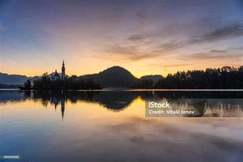 슬로베니아의 유명한 알프스 호수 블레드는 놀라운 가을 풍경입니다 호수의 멋진 전망 교회 블레드 성 산과 구름과 푸른 하늘 신선한 공기를 배경으로 0명에 대한 스톡 사진 및