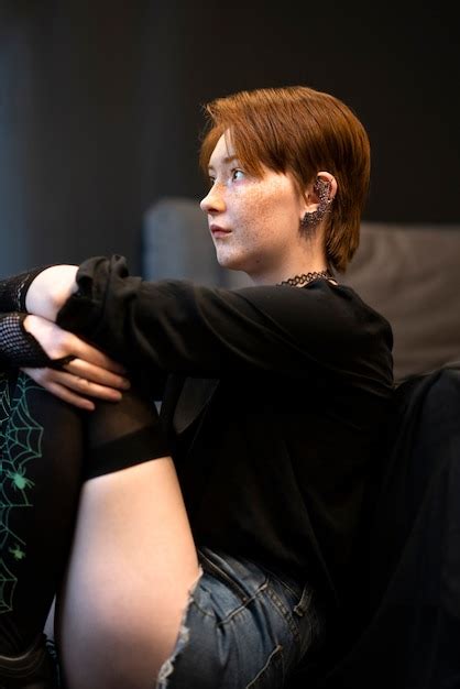 99 000 Submissive Woman Pictures