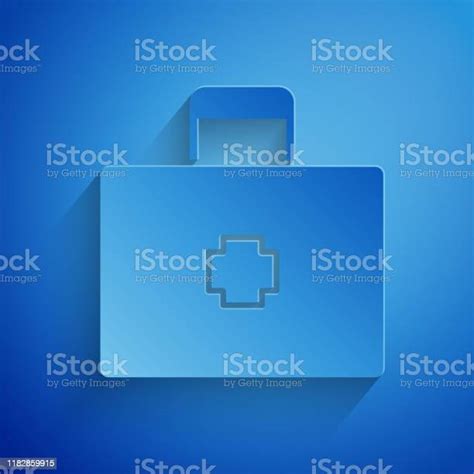 종이 잘라 응급 처치 키트 아이콘 파란색 배경에 격리 십자가 의료 상자 응급 의료 장비 헬스케어 개념 종이 아트 스타일입니다