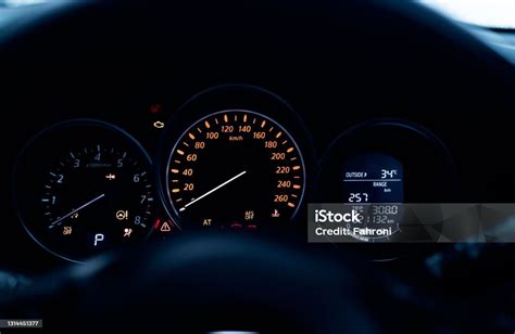 자동차 대시 보드 내부 보기 타홈터와 속도계가 있는 자동차 계기판 데이터 정보 대시보드에는 가스 탱크와 전체 배터리 수준 아이콘이 표시됩니다 Rpm 게이지 및 속도 미터