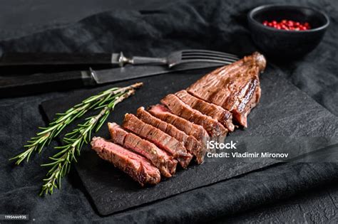 슬라이스 쇠고기 측면 스테이크 중간 희귀 검은 색 배경입니다 맨 위 보기 안창살 스테이크에 대한 스톡 사진 및 기타 이미지 안창살 스테이크 굽기 구이 Istock