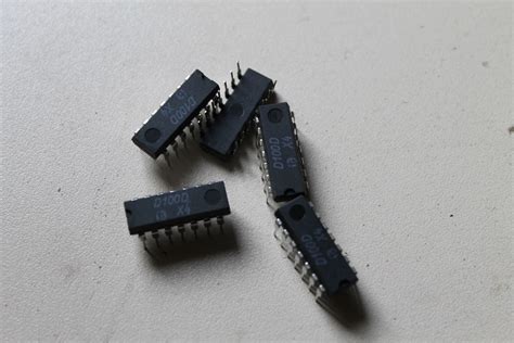 Schaltkreis D100 D NAND Gatter mit 2 Eingängen SN7400