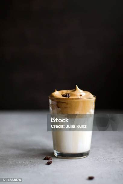 투명 한 컵에 달고나 커피 한국 음료와 휘핑 인스턴트 커피 설탕과 우유 아이스 커피에 대한 스톡 사진 및 기타 이미지 아이스 커피 귀리 우유 라떼 Istock
