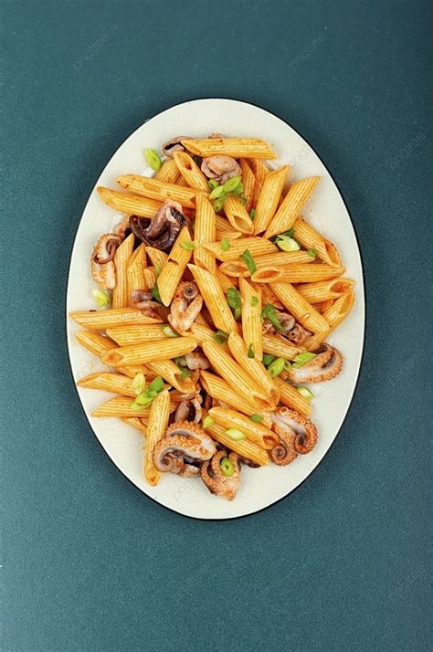 마카로니 또는 흰 접시에 문어를 넣은 파스타 삶은 해산물을 곁들인 마카로니 이탈리아 음식 문어 조각을 곁들인 마카로니 사진 배경 및 무료 다운로드를위한 그림 Pngtree