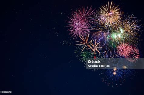 별이 빛나는 하늘을 통해 아름다운 축하 반짝 반짝 불꽃 놀이 복사 공연에 대한 스톡 사진 및 기타 이미지 공연 공휴일 금색 Istock