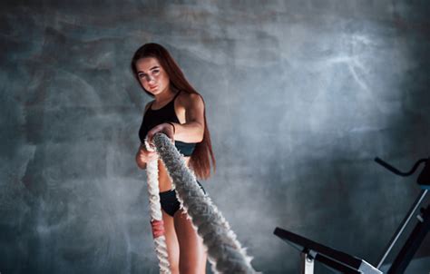 젊은 피트 니스 여자 와 슬림 유형의 몸 하 고 운동 와 매듭 에 손 가냘픈에 대한 스톡 사진 및 기타 이미지 가냘픈 강사 건강한 생활방식 Istock