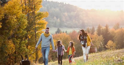두 명의 어린 자녀와 검은 개가 가을 자연을 산책하는 젊은 가족 사진 Unsplash의 아이 이미지