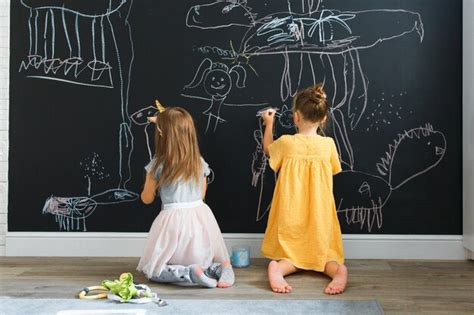 Deux Petites Filles Caucasiennes Dessiner Sur Le Mur Avec Tableau