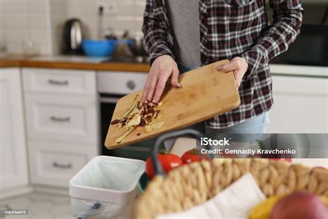 가정용 퇴비 통에 음식 껍질을 던지는 여자 발효된 보카시 용기에 담긴 유기농음식물 쓰레기를 재활용하는 여성 가정 생활에 대한