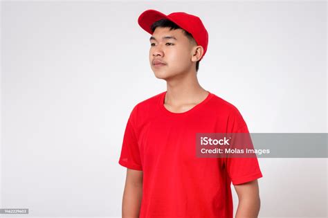 택배 배달 노동자 배송 개념입니다 흰색 배경에 격리된 빨간 유니폼을 입은 웃는 젊은 아시아 배달원의 초상화 18 19세에 대한 스톡 사진 및 기타 이미지 Istock