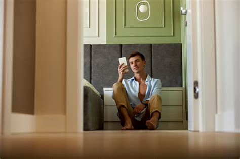 올리브 벽 근처의 젊은 성인 행복한 남자는 시간과 미소를 가지고 30 34세에 대한 스톡 사진 및 기타 이미지 30 34세 가정 생활 가정의 방 Istock