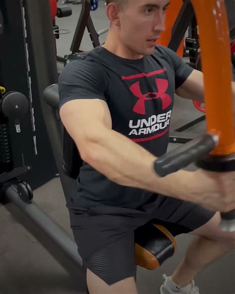 Сведение рук в тренажере бабочка Упражнение для грудных Youtube