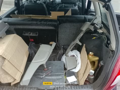Заменил правый держатель задней полки. — Lada Калина Универсал (1G), 1 ...