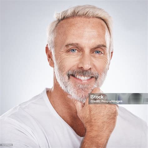 얼굴 초상화 생각 회색 배경에 고립된 스튜디오의 고위 남자 스킨케어 화장품 및 은퇴한 노인과 행복한 남성 모델은 아름다움 몸단장 및 웰빙에 대한 아이디어를 고민합니다 50
