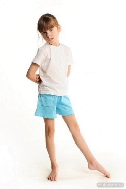 Девочка в голубых шортах Шорты фото
