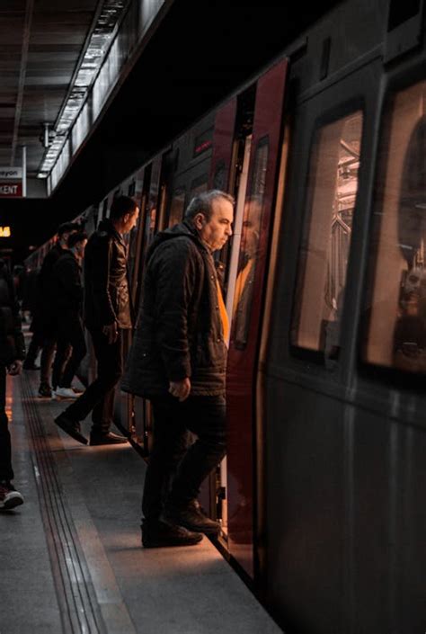 교통 교통 허브 기다리는 기차 기차 문 기차역 플랫폼 남자 노인 대도시 대중 교통 대중 교통 시스템 대중교통 도시 도시 교통 도시의 루틴 메트로