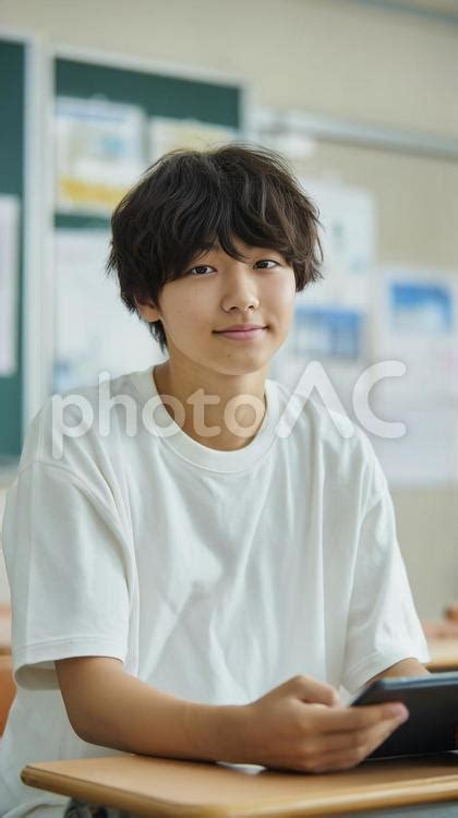 タブレット端末を手にした爽やかな男子学生 No 32894650｜写真素材なら「写真ac」無料（フリー）ダウンロードok
