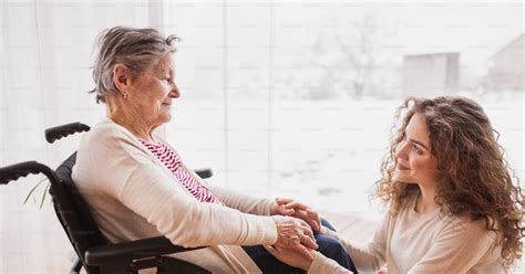 집에서 휠체어를 탄 할머니와 함께 손을 잡고 있는 십대 소녀 가족과 세대 개념 사진 Unsplash의 휠체어 이미지