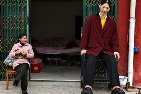 Wanita Tertinggi Di Dunia