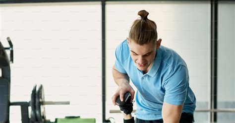 체육관에서 스포츠 훈련을 마친 후 여성의 다리를 스트레칭하는 젊은 개인 트레이너 사진 Unsplash의 성인 이미지