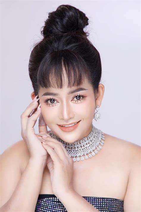 មិនសូវបានឃើញប៉ុន្មានទេ តែមកម្ដងនេះ ខ្ញុង បង្ហាញសម្រស់ស្រស់ស្អាតដូចនារីកូរ៉េ Khmerload