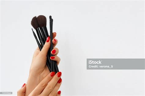 메이크업 브러쉬를 들고 손 흰색 또는 회색 배경 유행 스타일에 고립 빨간 손톱과 여자 손 텍스트 공간 0명에 대한 스톡 사진 및 기타 이미지 Istock