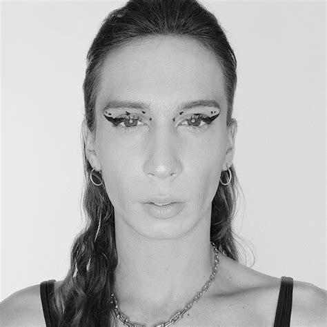 La Yelo Mujeres Mirando Mujeres